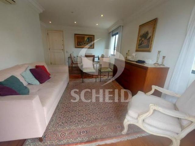 Apartamento mobiliado, 1 suíte com closet, 1 vaga. Aceita pet. Local seguro