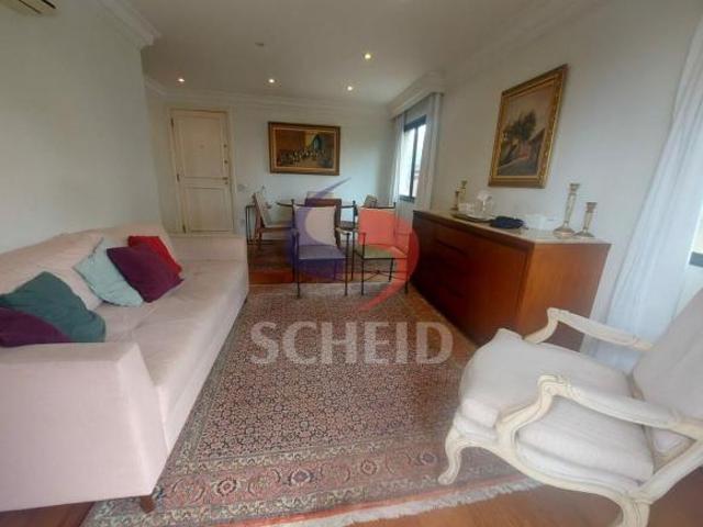 Apartamento mobiliado, 1 suíte com closet, 1 vaga. Aceita pet. Local seguro