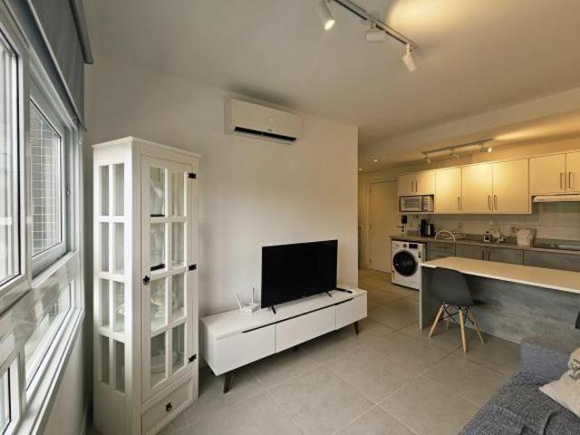 Apartamento mobiliado, 2 dormitórios, com vaga escriturada Cidade Baixa