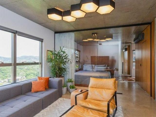 Apartamento mobiliado, 69m², 1 quarto com 2 vagas de garagem no bairro Petrópolis