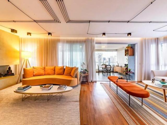 Apartamento mobiliado com duas varandas, marcenaria personalizada e luz natural, no Brooklin