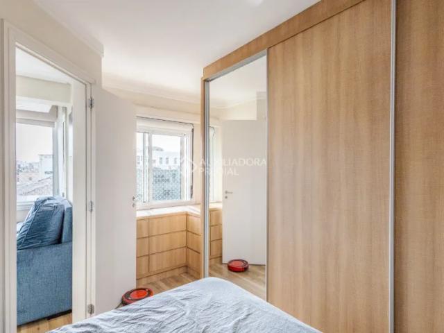 Apartamento mobiliado com suíte, vaga e infraestrutura completa na Cidade Baixa