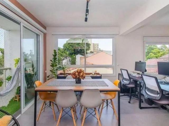 Apartamento mobiliado com sacada e vaga na Vila Ipiranga