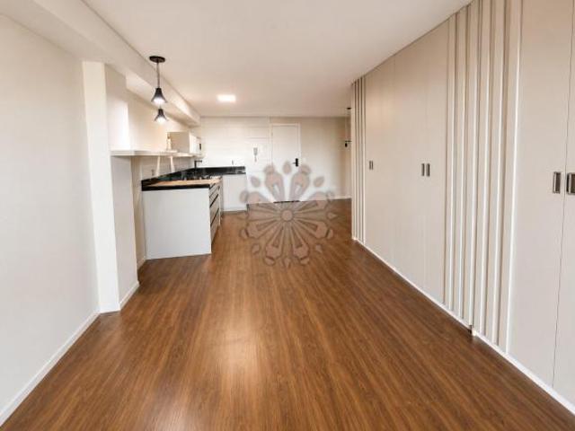Apartamento mobiliado com sacada e vista para área
