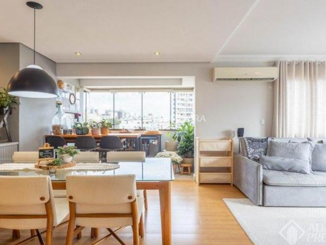 Apartamento mobiliado, com sol da manhã e da tarde, 2 vagas e localização imbatível no Petrópolis!