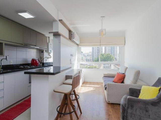 Apartamento mobiliado, com vaga dupla, no coração da Cidade Baixa