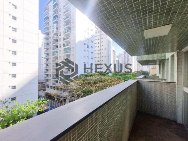 Apartamento mobiliado com varanda e vista livre a uma quadra da Praia das Pitang