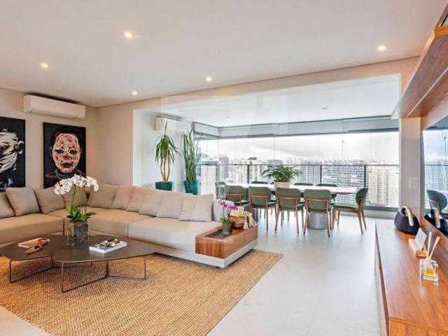Apartamento mobiliado com vista para o skyline e marcenaria Kitchens