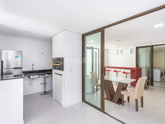 Apartamento mobiliado com 1 dormitório e 1 vaga de garagem, no bairro Jardim Botânico