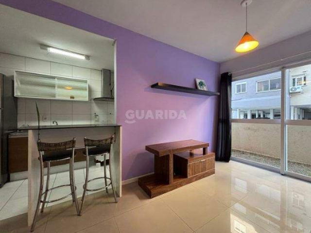 Apartamento mobiliado com 1 dormitório, pátio e 1 vaga de garagem no bairro Menino Deus COD: 23968