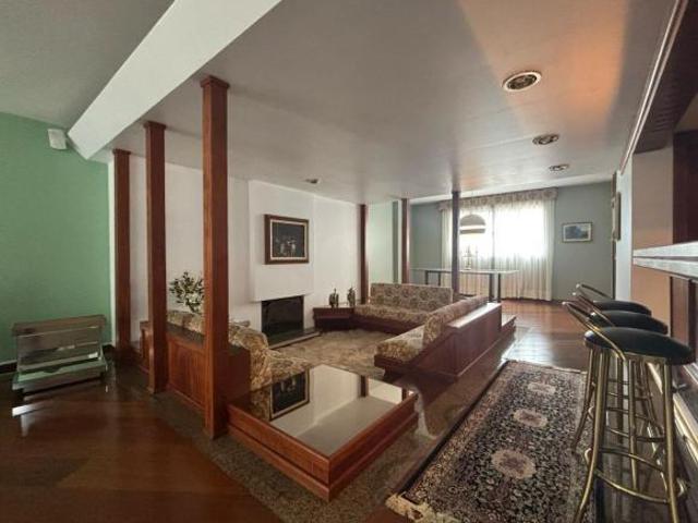 Apartamento mobiliado com 275m² privativos 4 suítes e 3 vagas no Batel