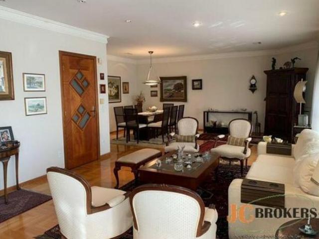 Apartamento mobiliado com 226m² de área útil, 2 suítes, 4 vagas