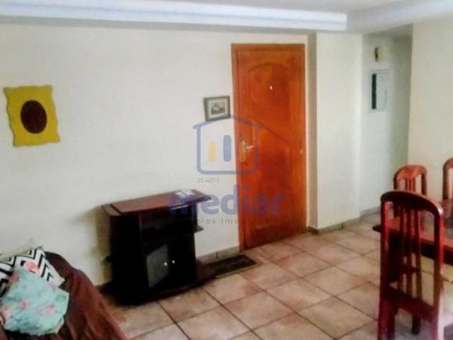 Apartamento mobiliado com 2 dormitórios na Pompeia, a uma quadra da praia.