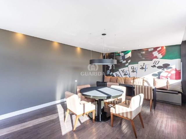 Apartamento mobiliado com 2 dormitórios, sendo 1 suíte, e 1 vaga de garagem no bairro Humaitá. COD: 5704