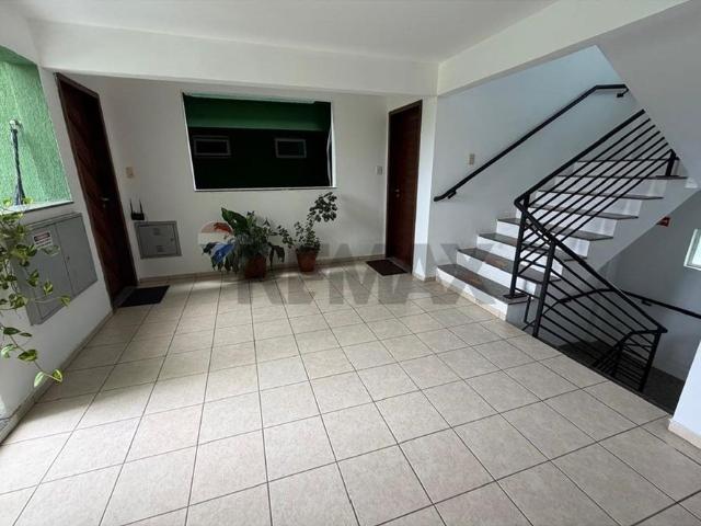 Apartamento mobiliado com 2 quartos, sendo 2 suítes, e 1 vaga de garagem