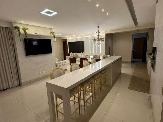 Apartamento mobiliado com 3 suítes a venda no Setor Oeste, ao lado da Praça do Sol