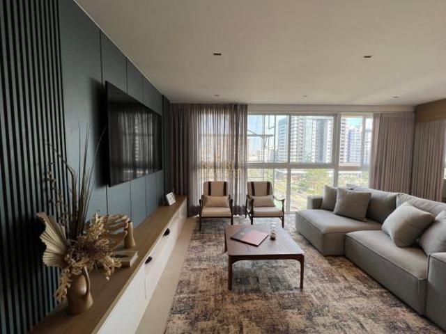 Apartamento mobiliado com 3 suites e vista para a praça