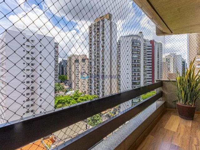 Apartamento mobiliado com 4 dormitórios e varanda próximo ao Metrô Moema em São Paulo
