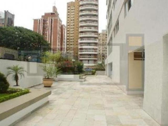 Apartamento mobiliado com 92m² de área útil, 1 vaga de garagem, amplo living, 3 dormitórios