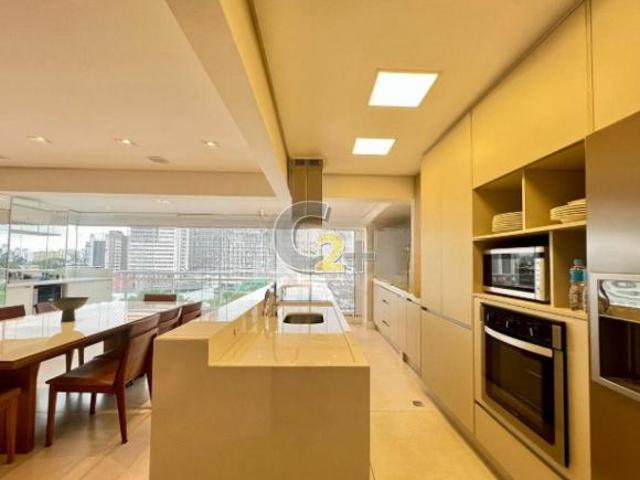 Apartamento mobiliado à venda na Barra Funda com 2 quartos, 2 suítes e 2 vagas