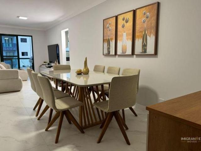 Apartamento mobiliado à venda no Canto do Forte, em Praia Grande SP
