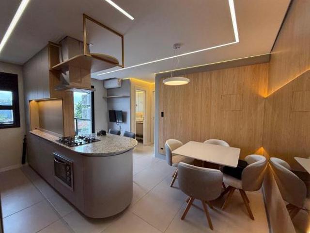 Apartamento mobiliado à venda no Centro de Canoas com sacada e chur