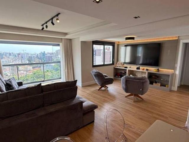 Apartamento mobiliado de 3 dormitórios com suíte e 2 vagas no Petrópolis