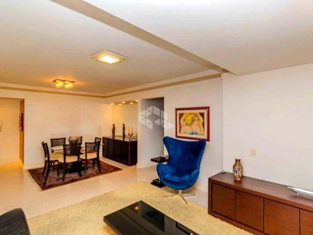 Apartamento mobiliado de 3 quartos, 1 suíte e 2 vagas de garagem no Petrópolis