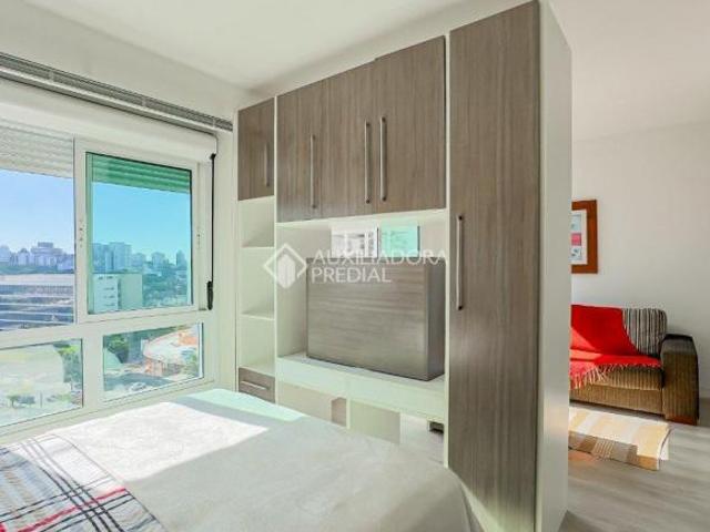 Apartamento mobiliado de 1 quarto com 1 vaga à venda no bairro Três Figueiras em Porto Alegre