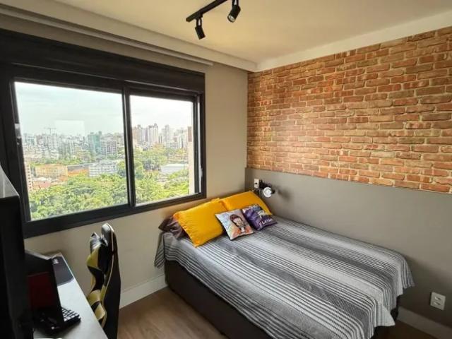 Apartamento mobiliado de 3 dormitórios com suíte e 2 vagas no Petrópolis