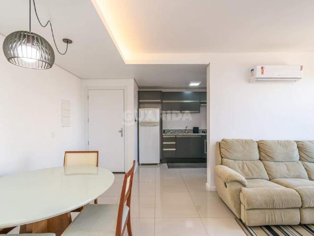 Apartamento mobiliado de 2 dormitórios, sendo 1 suíte, no bairro Menino Deus, com VAGA COBERTA E CHURRASQUEIRA INTERNA COD: 16059