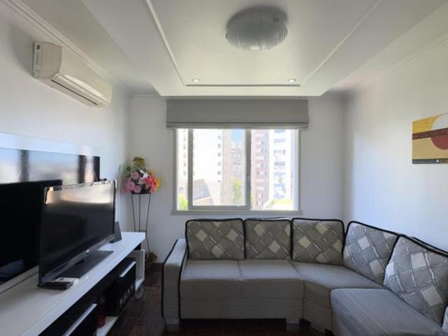 Apartamento mobiliado de 71m², com 2 dormitórios, sendo 1 suíte e vaga no Centro