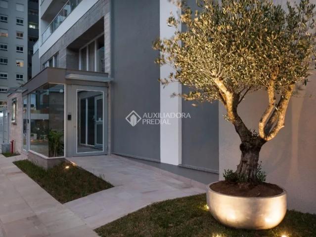 Apartamento mobiliado, de alto padrão, com uma ampla suíte, e duas suítes americanas, 125m² no bairr