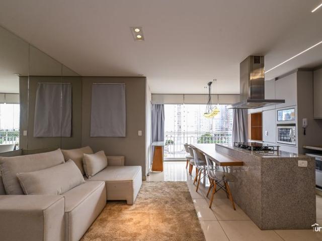 Apartamento mobiliado e decorado, 01 quarto e rico em armários.Cozinha e area de serviço equipadas