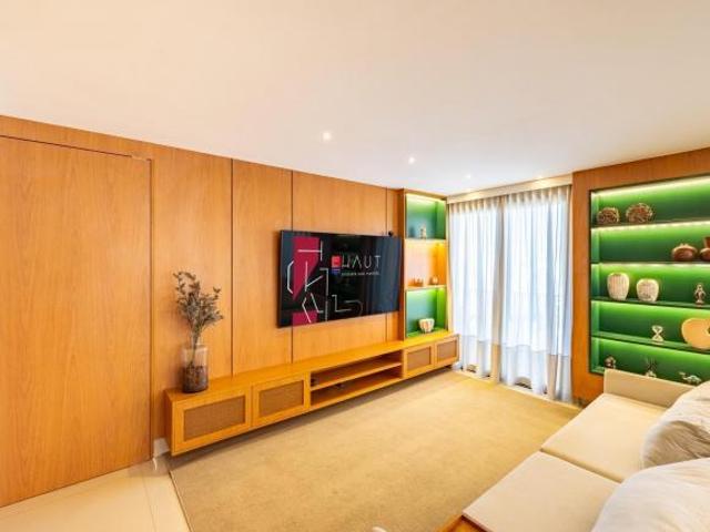 Apartamento mobiliado e decorado à venda no Opus Araguaia com 3 suítes e 182 m²