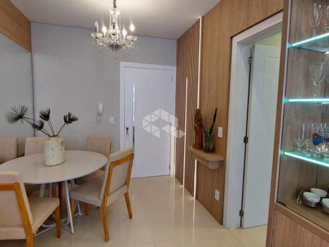 Apartamento mobiliado e decorado à venda no bairro Navegantes com 2 dormitórios 1 suíte e infraest