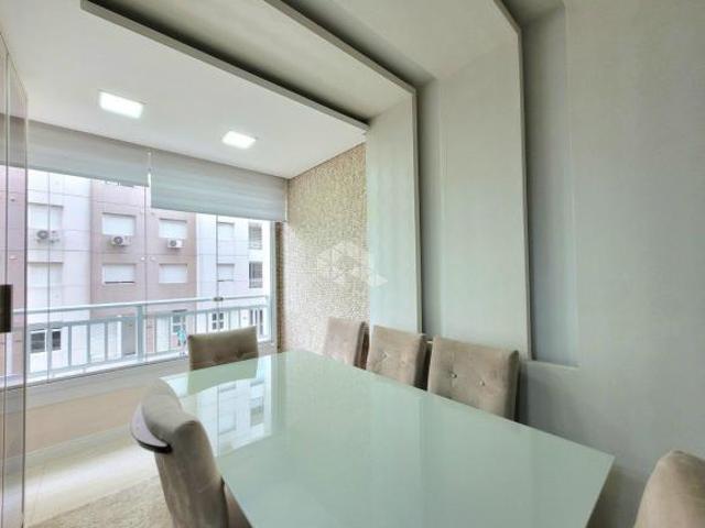 Apartamento mobiliado e decorado por arquiteto, com 2 dormitórios sendo 1 suíte no Bairro Humaita, e