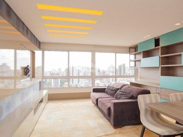 Apartamento mobiliado e ensolarado, com 2 suítes e 3 vagas, junto ao Zaffari Cabral
