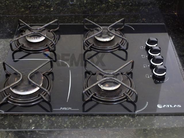 Apartamento mobiliado e equipado com 55m com 2 quartos, sendo 1 suíte, área de serviço, wc social e cozinha equipada