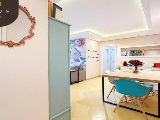 Apartamento Mobiliado e Reformado com 2 Quartos e Sacada com Churrasqueira no Água Verde