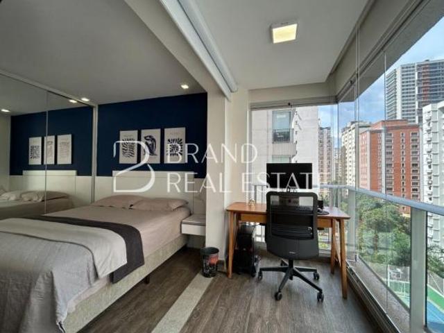 Apartamento mobiliado e reformado, em andar alto, com 1 dormitório e 1 vaga no Brooklin