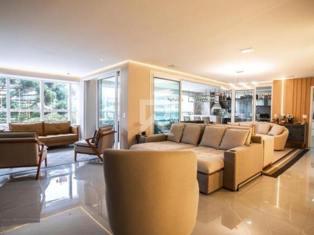 Apartamento Mobiliado em Cond. Clube com 4 suítes e 255m² p/ Venda Ecoville Curitiba