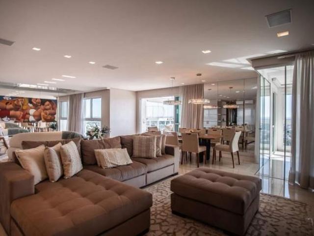 Apartamento Mobiliado em Cond Clube com Vista Livre, Andar Alto, Face Norte e 3 suítes, 3 vagas à ve