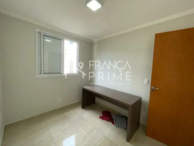 Apartamento mobiliado em andar alto, armários planejados, piso porcelanato e vaga coberta