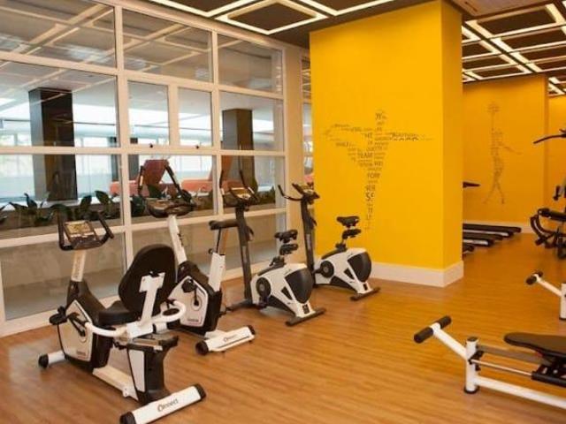 Apartamento mobiliado em prédio luxuoso e excelente localização