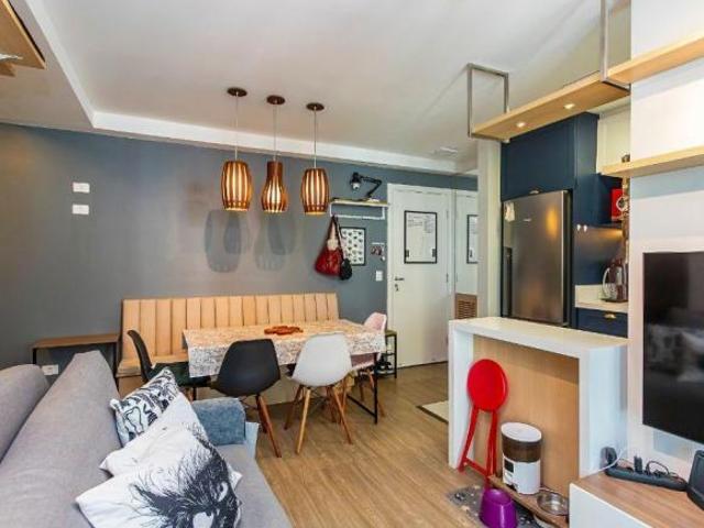 Apartamento mobiliado que une conforto e seguranca de um condominio clube com a praticidade de uma p