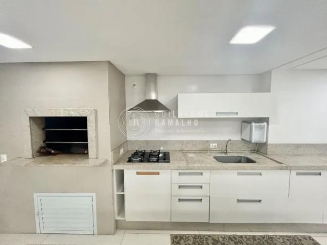 Apartamento mobiliado à venda com 03 suítes, 127m², 02 vagas de garagem privativas no centro de Baln