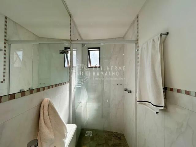 Apartamento mobiliado à venda com 3 suítes, sacada ampla, 3 vagas de garagem, 143m² no centro de Bal