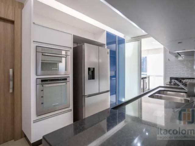 Apartamento mobiliado à venda no Boulevard Tamboré