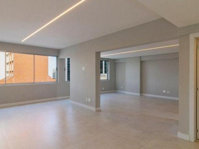 Apartamento Moderno no Juvevê com 138m², Totalmente Renovado – 3 Quartos Suíte
